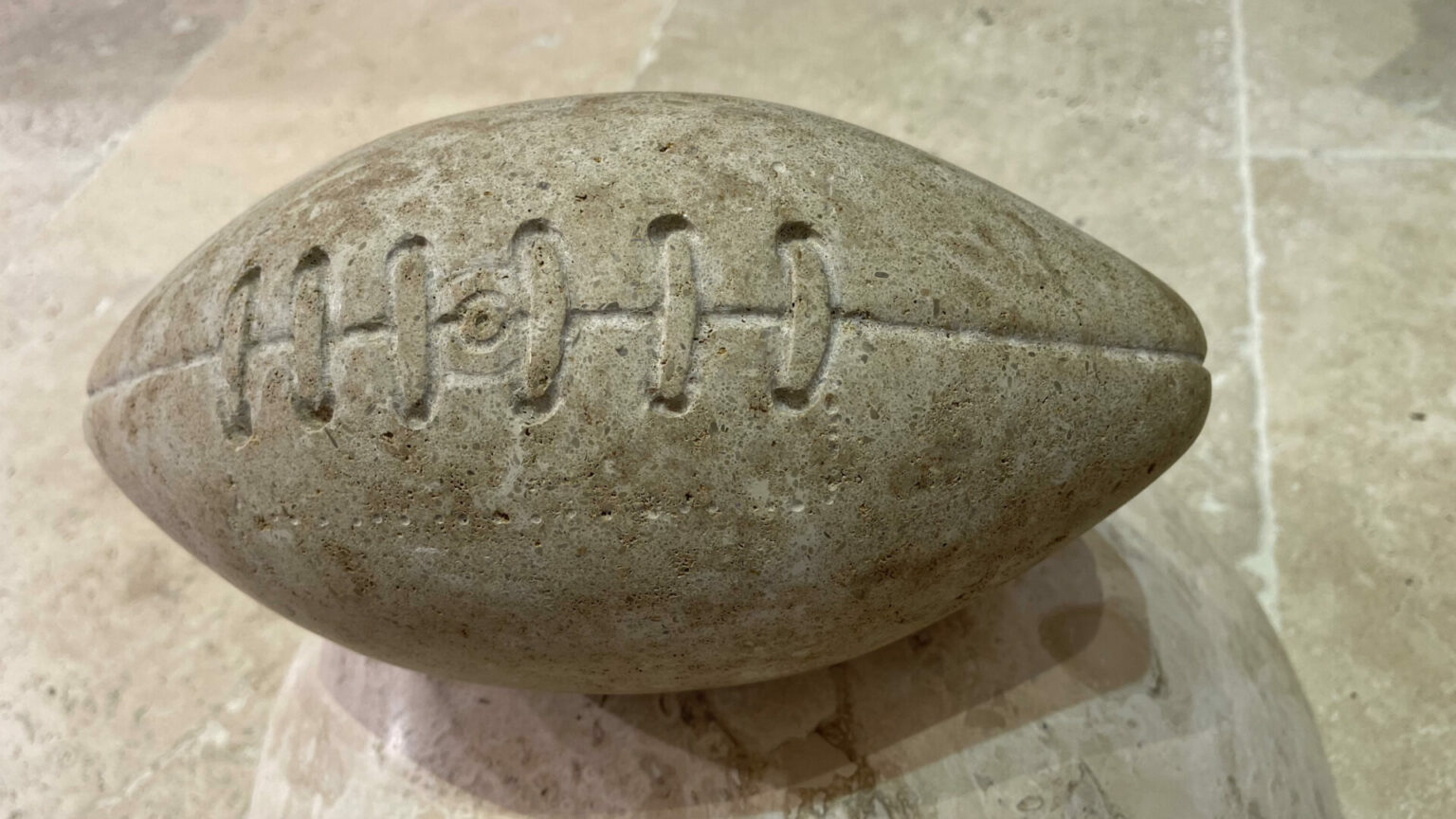 Ballon de rugby ou football américain en pierre naturelle provenant de ...
